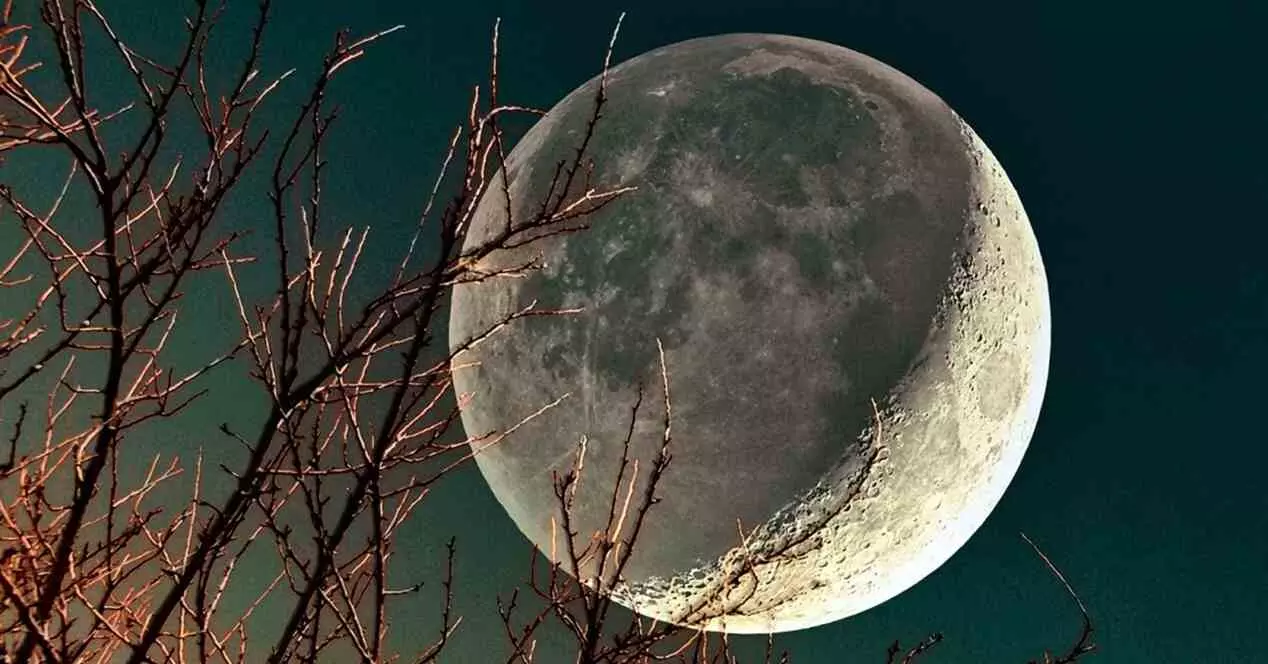 Why the Moon always shows us the same face | ITIGIC