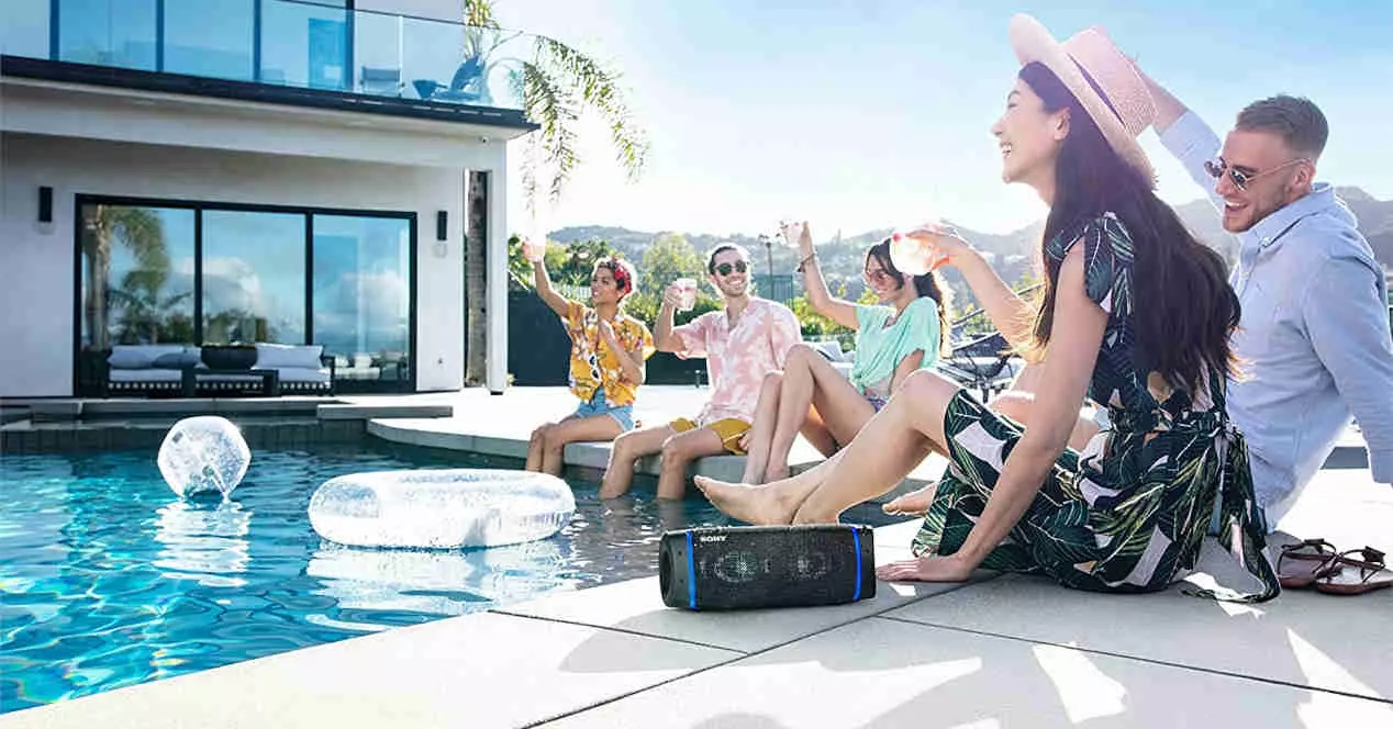 The best technological gadgets to enjoy the pool to the fullest | ITIGIC