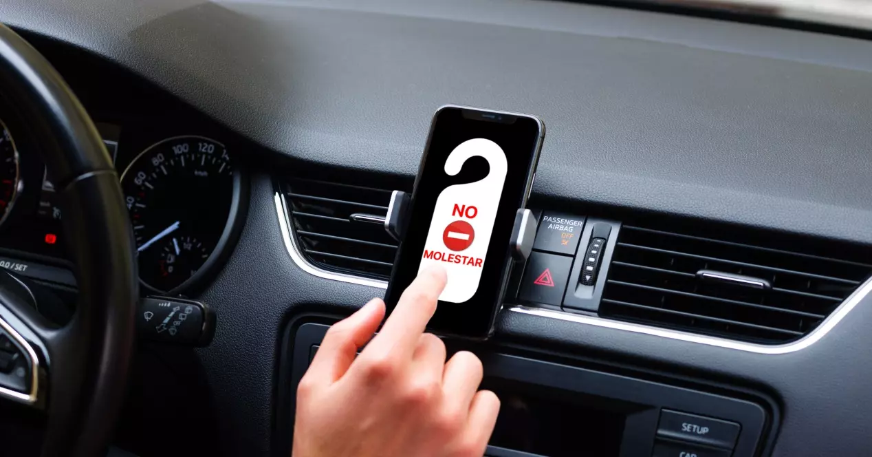 Tips to avoid distractions on your iPhone when driving | ITIGIC